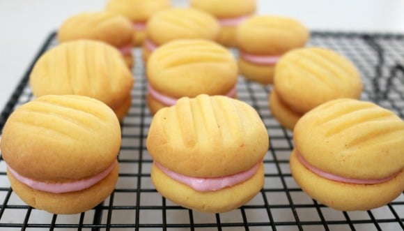 Yo-Yo Biscuits (custard cookies) - Bake Play Smile